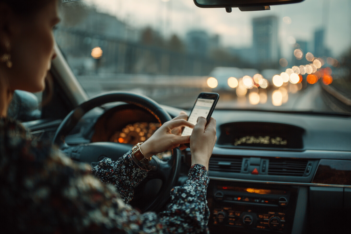 Mexer no telemóvel no semáforo dá multa? O que diz o Código da Estrada ...